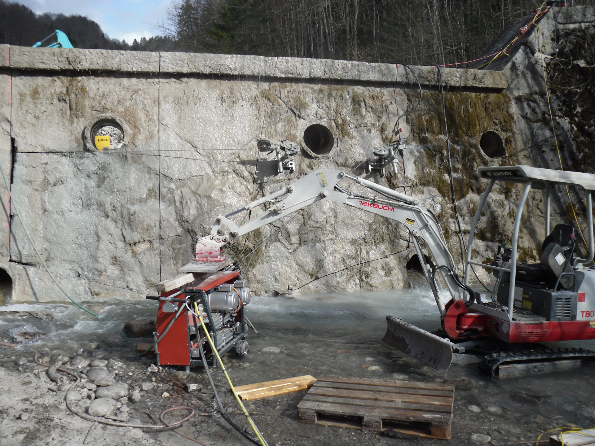 Concrete cutting & concrete drilling - Kranservice Greussing